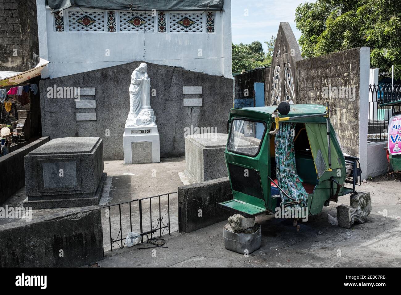 Cemetery, Manila, Philippines, living inside a cemetery, life and death ...