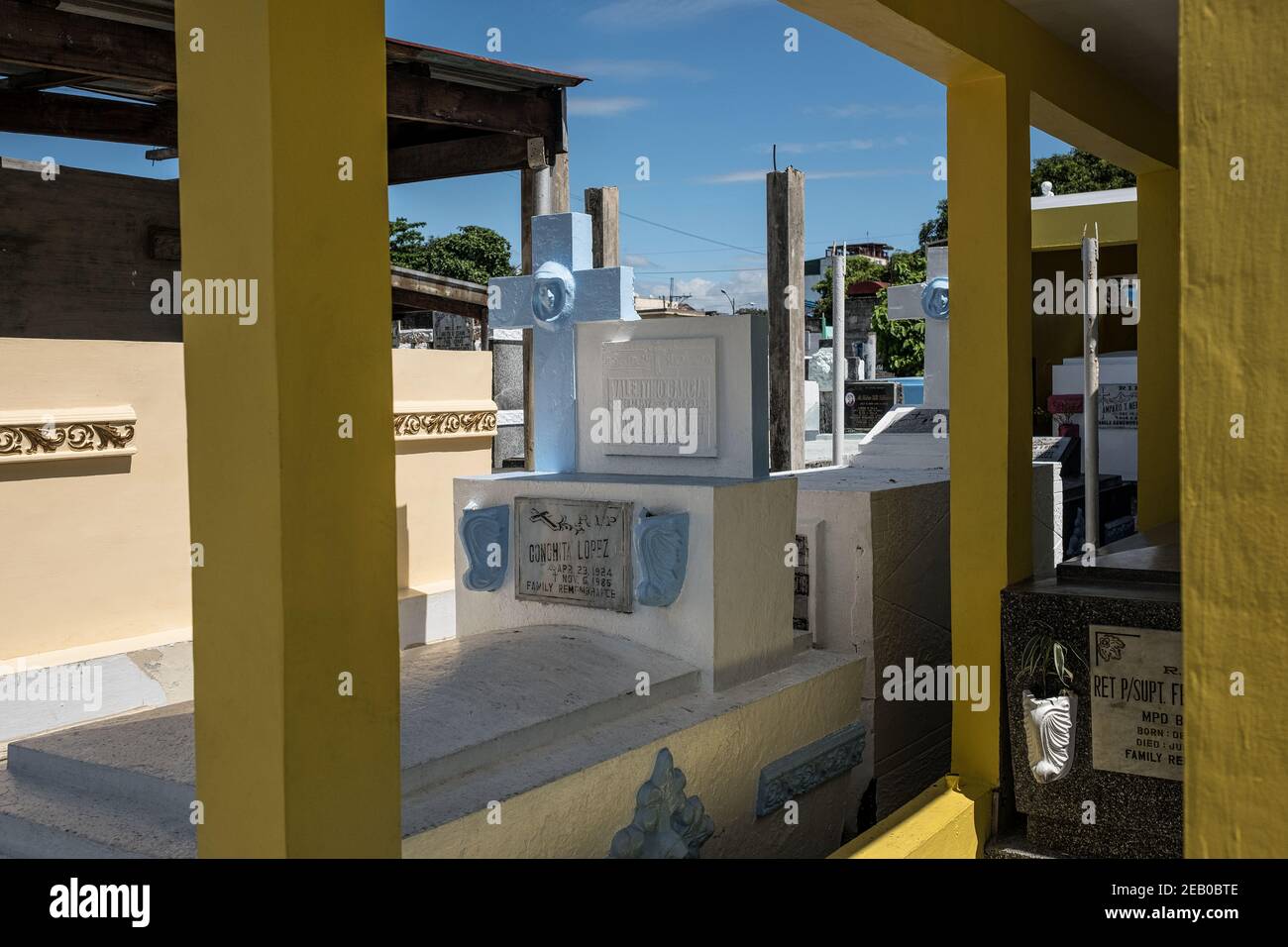 Living inside a cemetery hi-res stock photography and images - Alamy