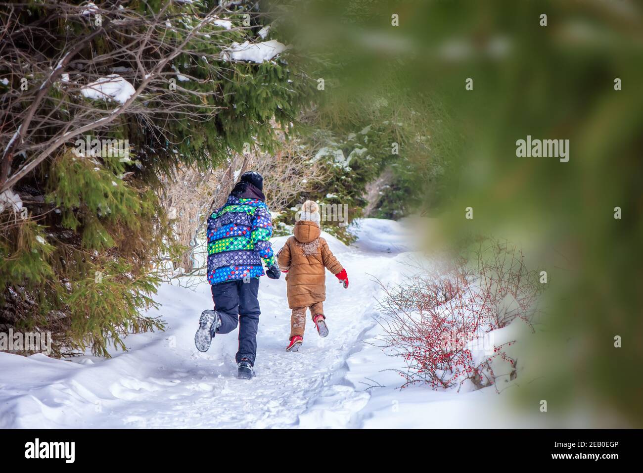 Children running on snow hi-res stock photography and images - Alamy