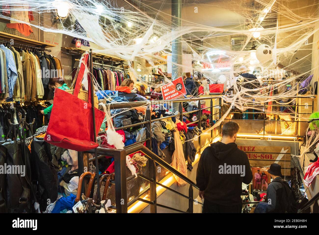 Vintage clothes paris market hi-res stock photography and images - Alamy