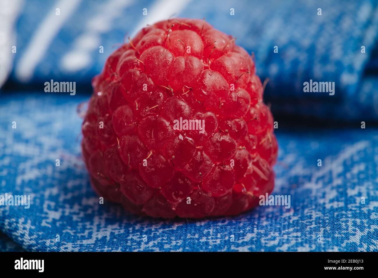Beautiful macro of a fresh raspberry Stock Photo - Alamy