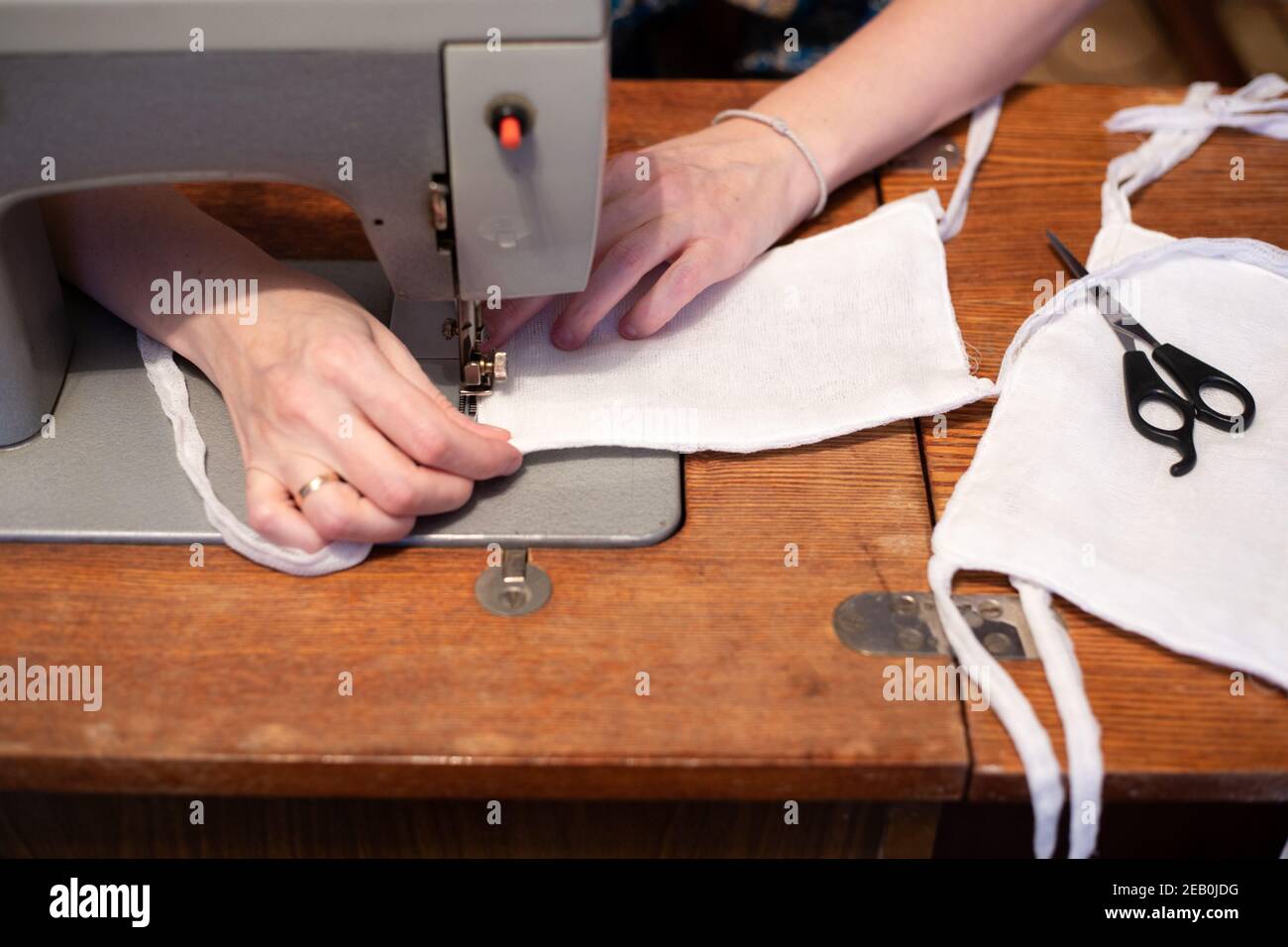 sewing medical gauze masks with a sewing machine, do-it-yourself virus ...