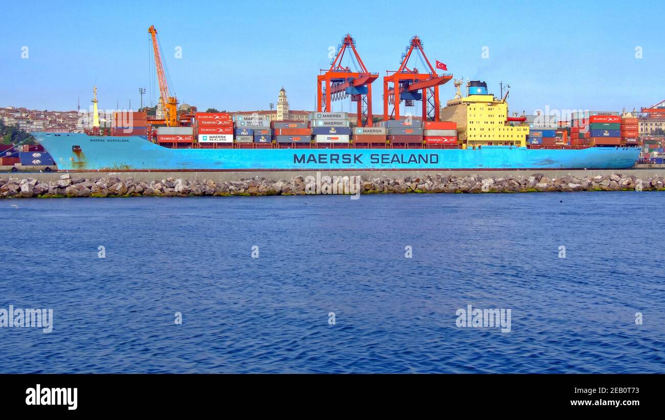 Maersk sealand shipping containers hi-res stock photography and images ...