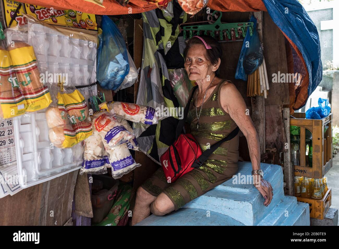 Cemetery, Manila, Philippines, living inside a cemetery, life and death ...