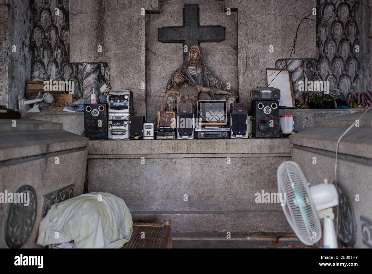 Cemetery, Manila, Philippines, living inside a cemetery, life and death ...