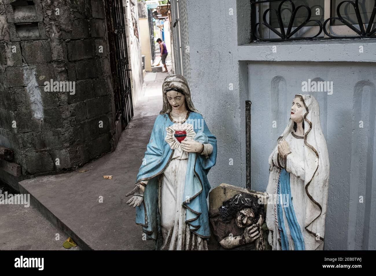 Cemetery, Manila, Philippines, living inside a cemetery, life and death ...