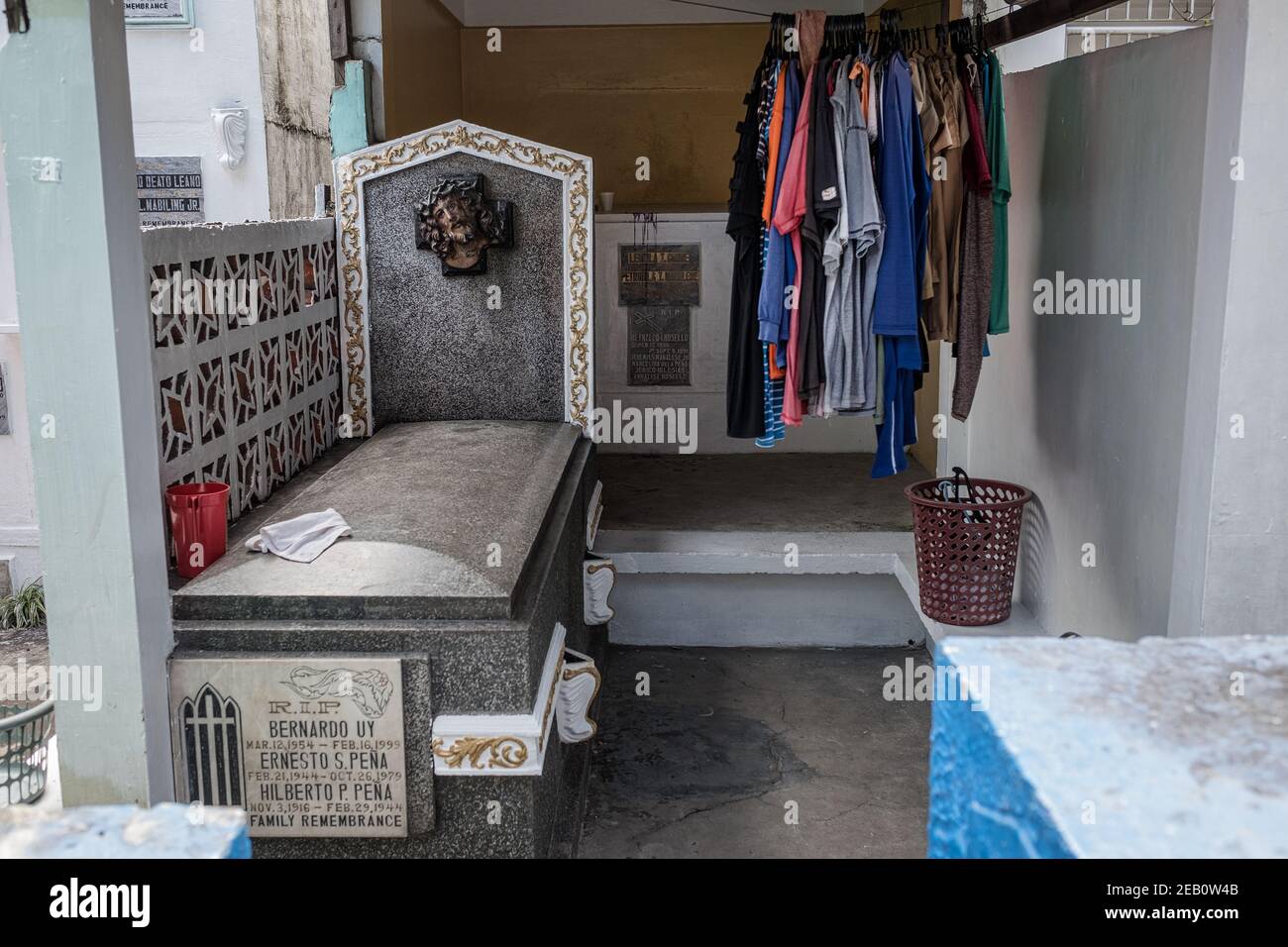 Cemetery, Manila, Philippines, living inside a cemetery, life and death ...