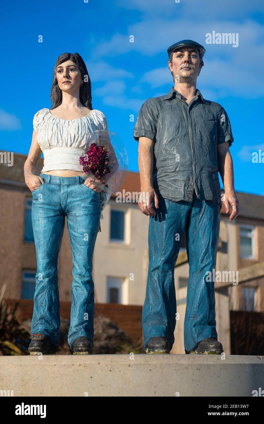 couple statue at Newbiggin beach Stock Photo - Alamy