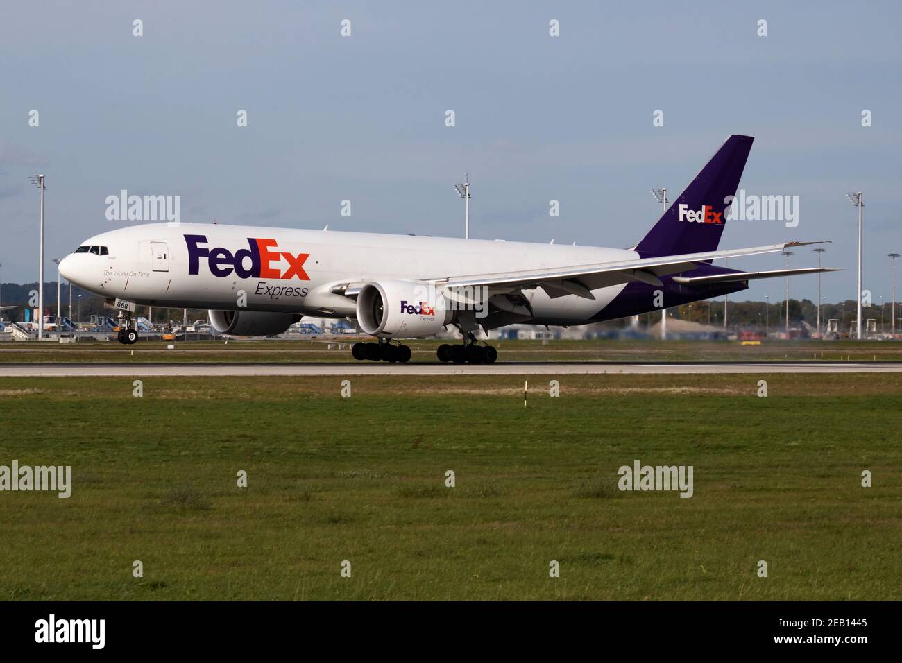 Fedex Express Airlines Boeing 777-200 N868FD cargo plane arrival and ...