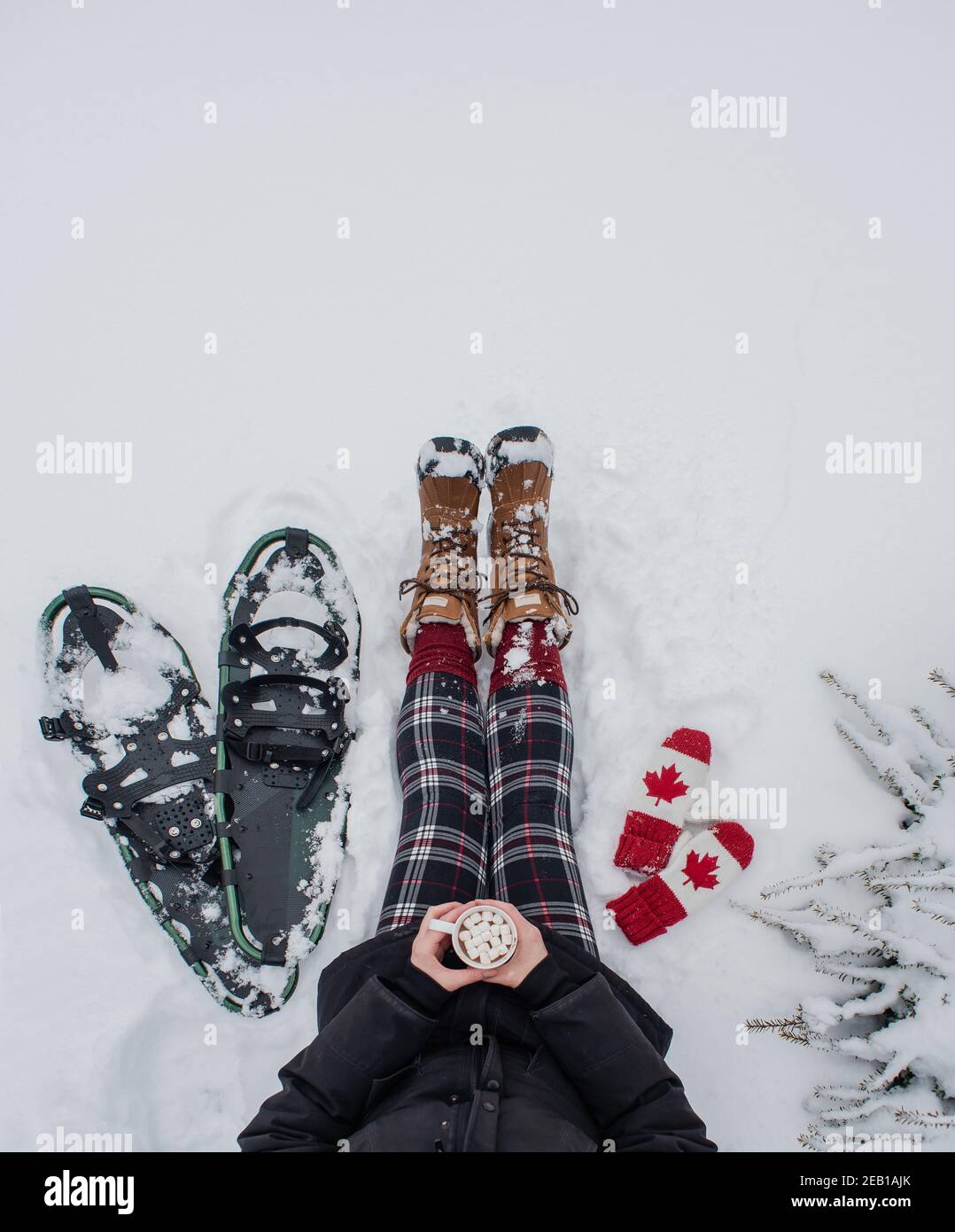 Mittens and hot chocolate hi-res stock photography and images - Alamy