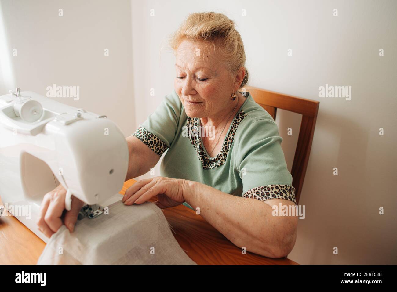 Old age elderly people sewing hi-res stock photography and images - Alamy