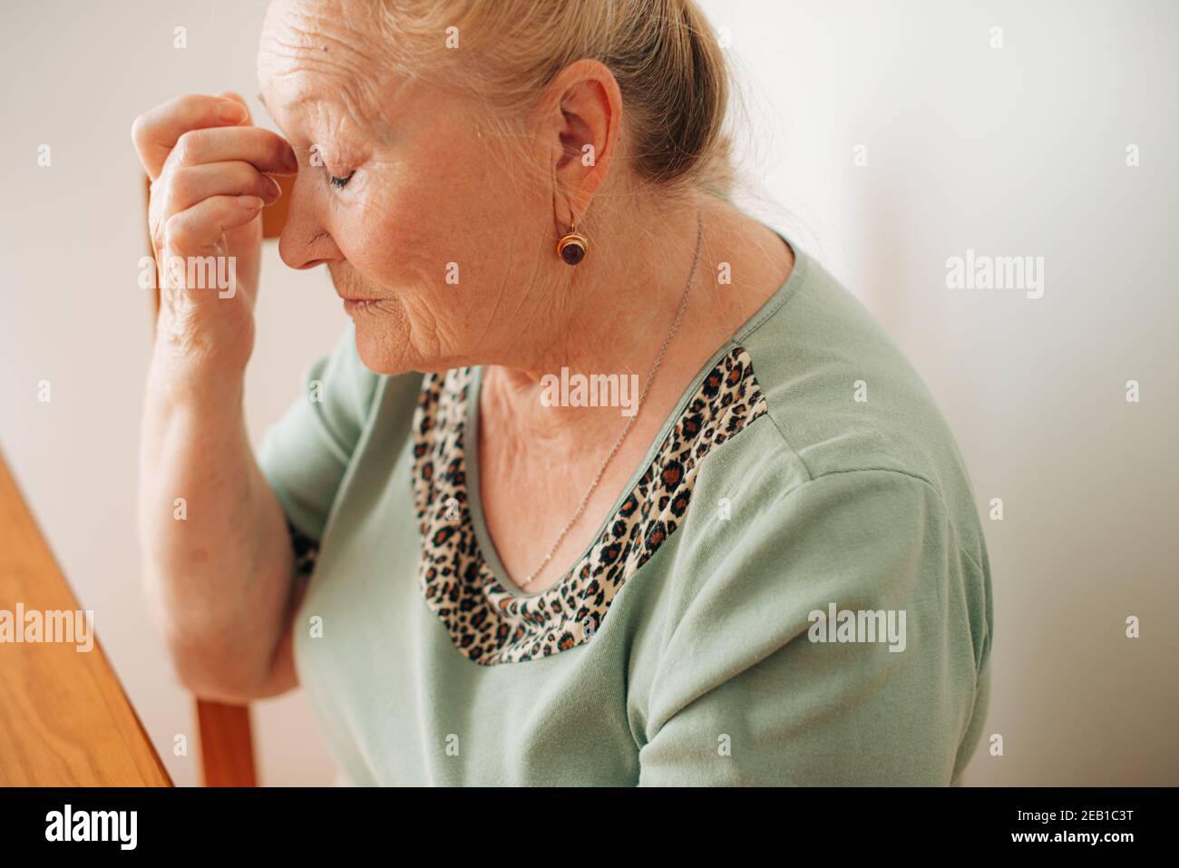 Old lady crying hi-res stock photography and images - Alamy