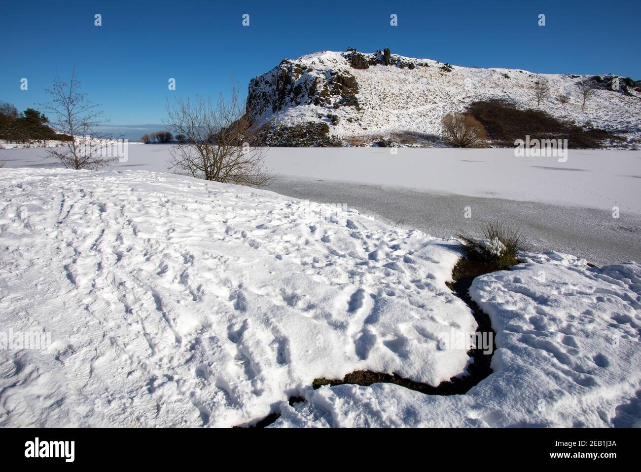 Dunsapie Loch covered in ice and snow Stock Photo - Alamy
