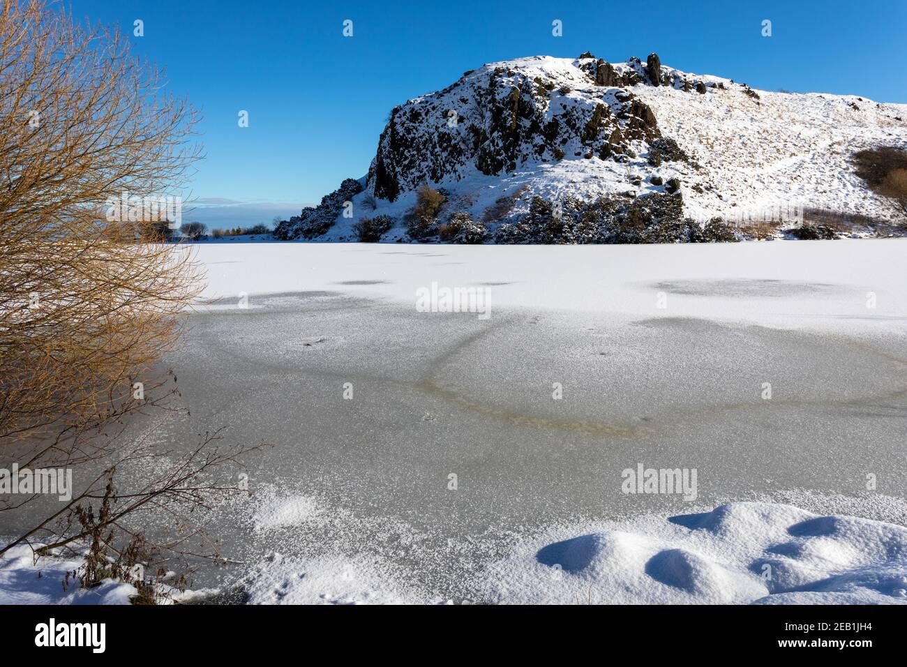 Dunsapie Loch covered in ice and snow Stock Photo - Alamy