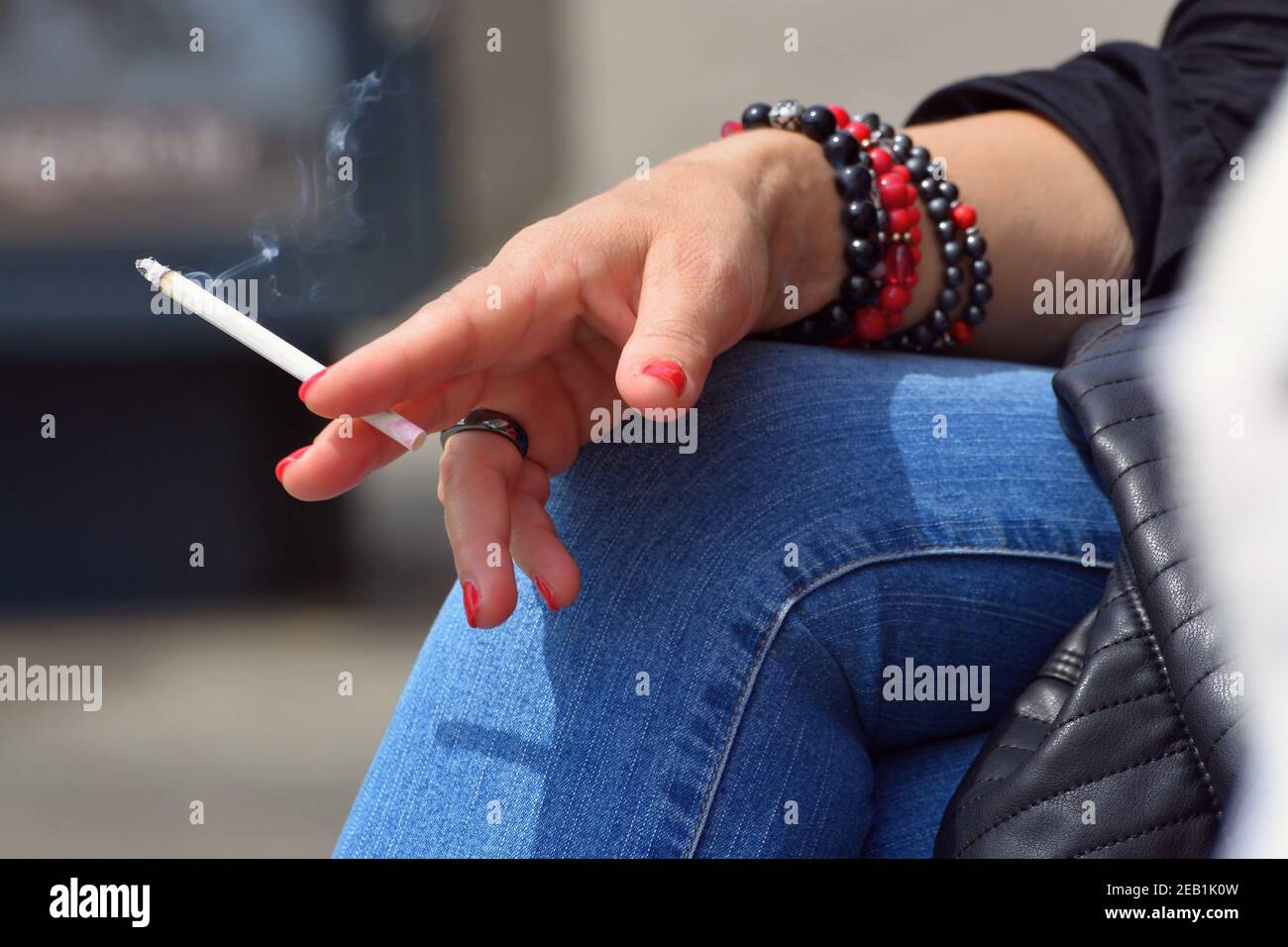 Cigarettes in hand hi-res stock photography and images - Alamy