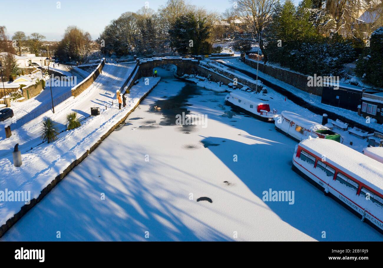 Linlithgow Union canal basin frozen over, Manse road, Linlithgow Stock ...