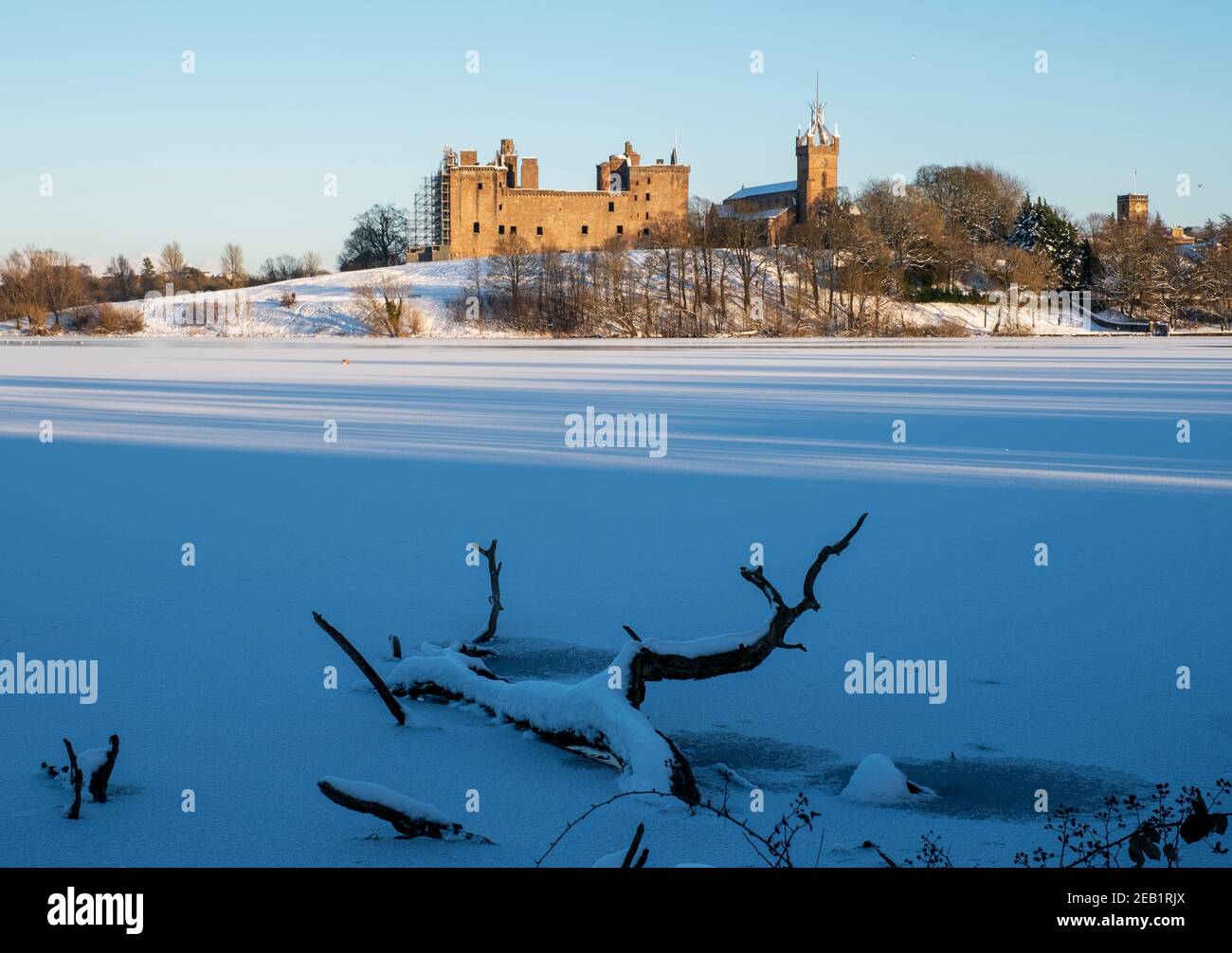 Winter scene Scotland: The sun sets on a frozen Linlithgow Loch and ...