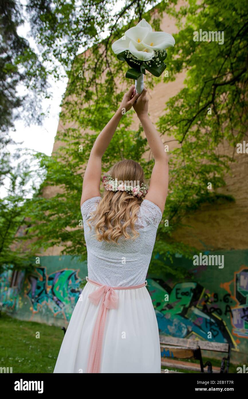 Throwing the flower bouquet hi-res stock photography and images - Alamy