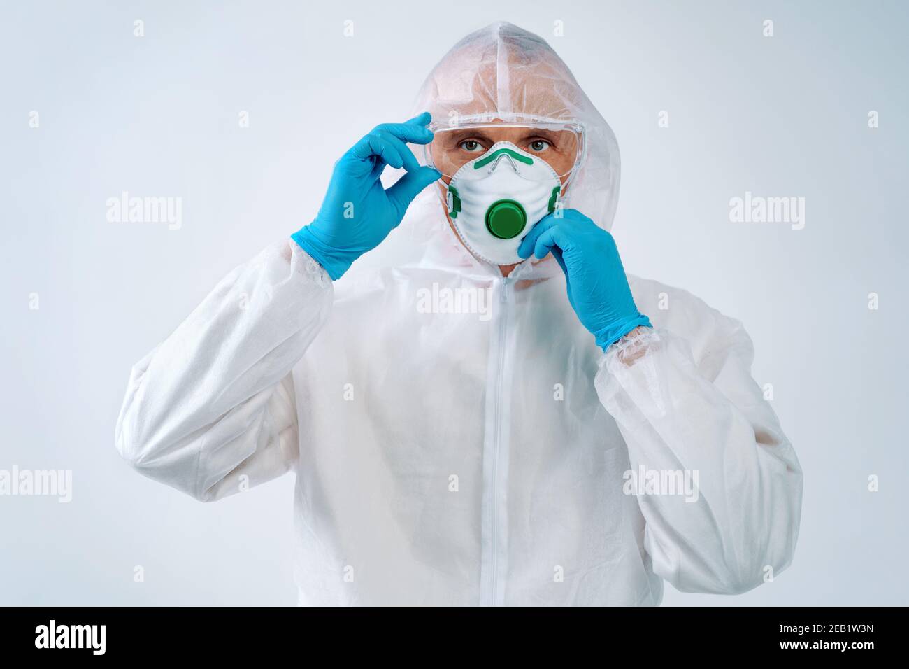 Healthcare worker in protective suit and medical mask ready to work ...