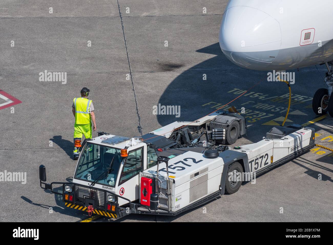 Pushback tractor hi-res stock photography and images - Alamy