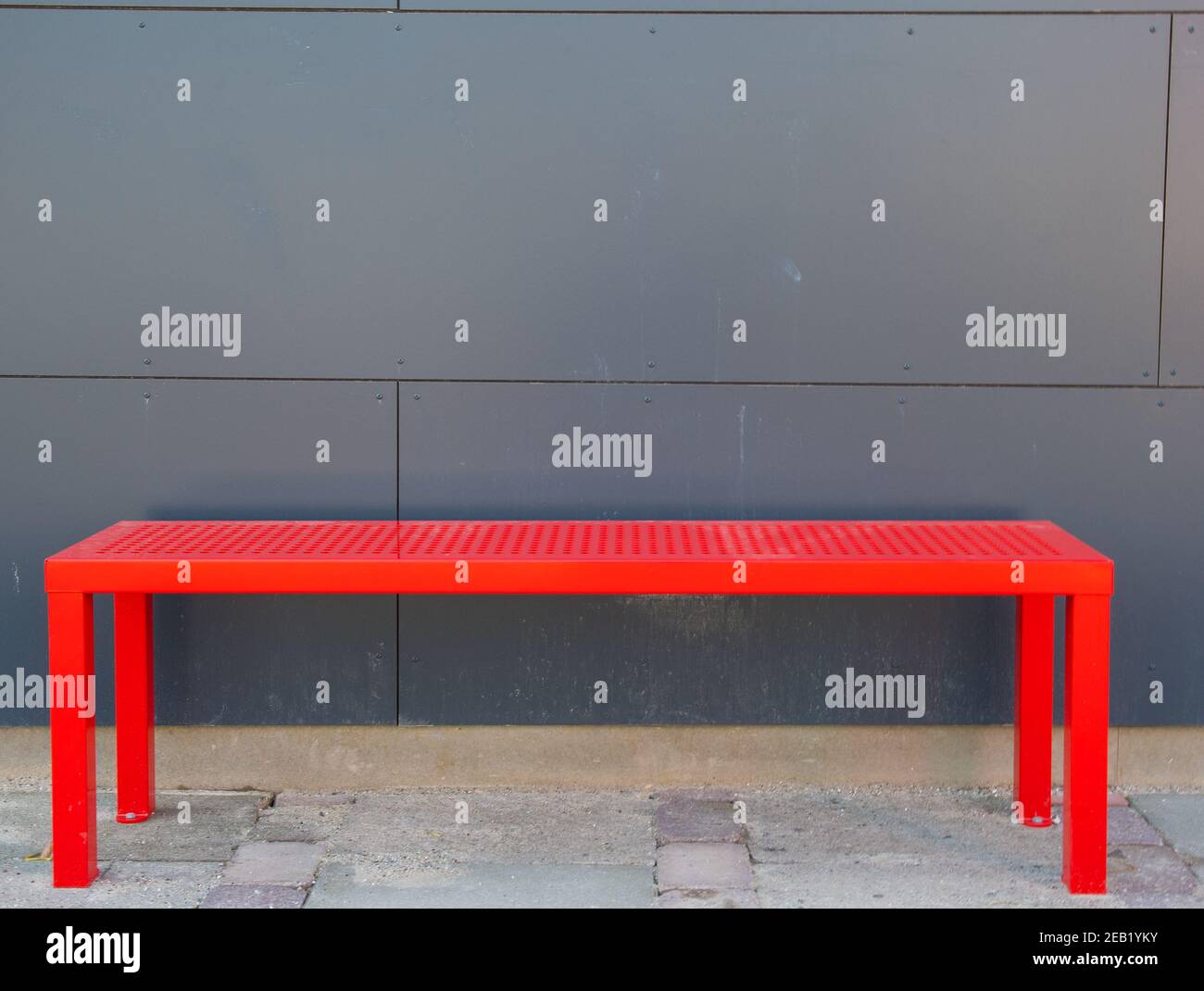 Red house bench in front hi-res stock photography and images - Alamy