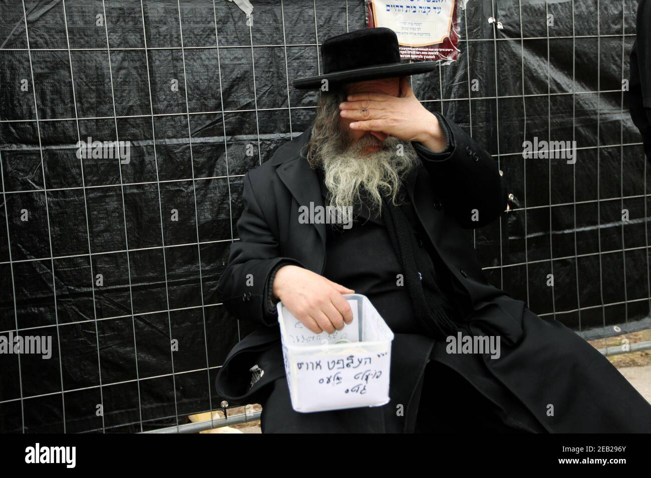 Jewish rabbi headgear hi-res stock photography and images - Alamy