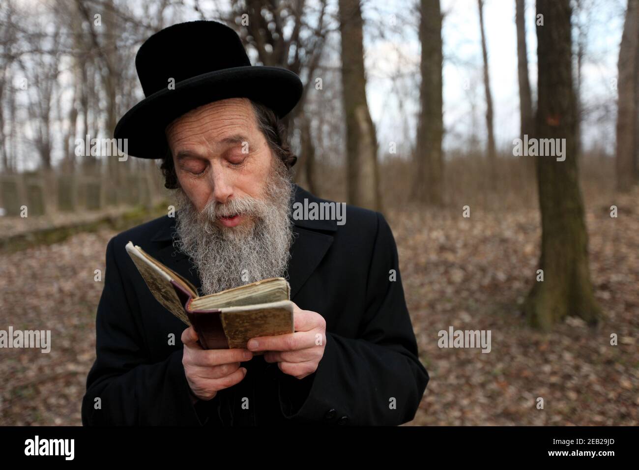 Jewish rabbi headgear hi-res stock photography and images - Alamy