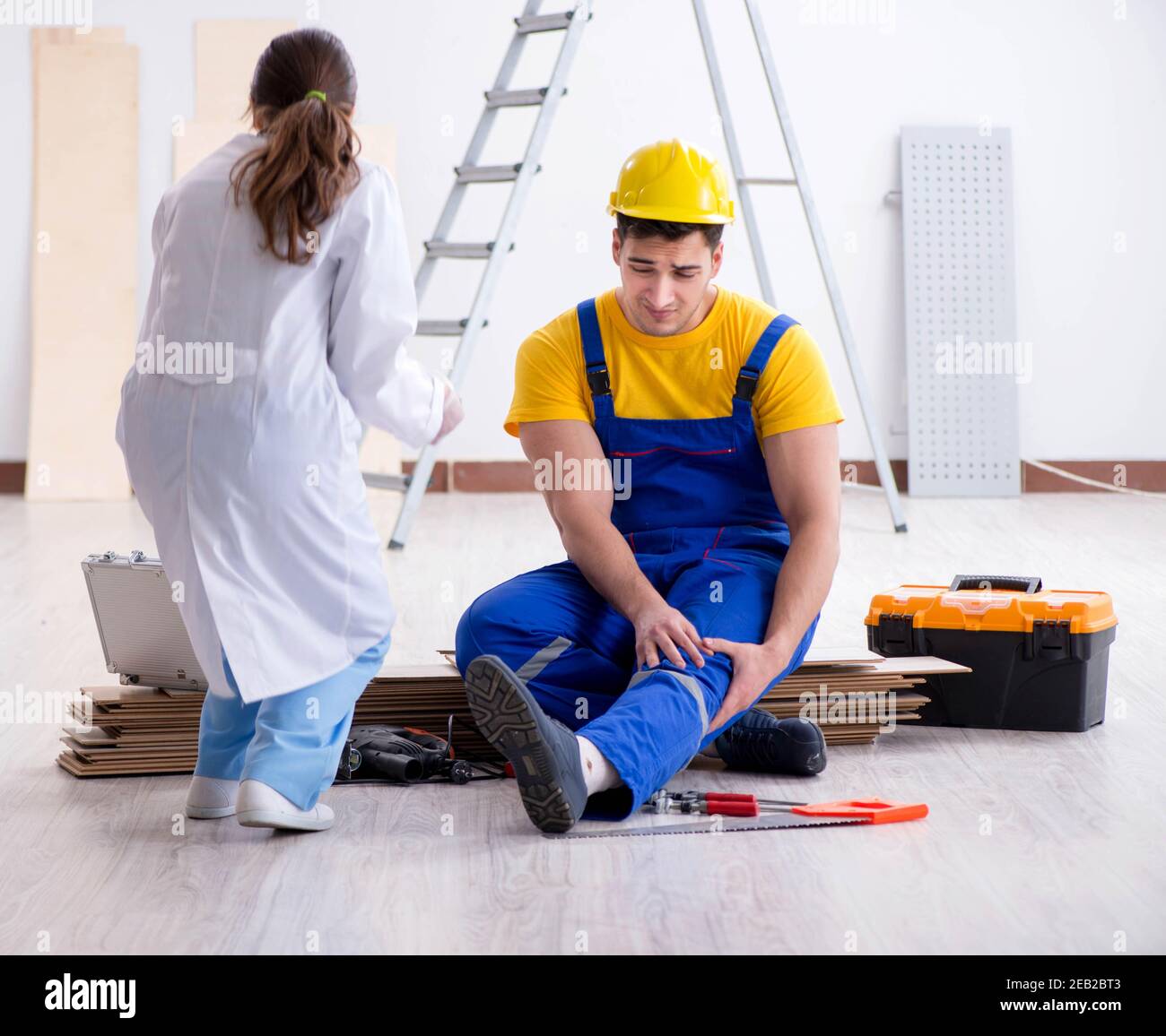 The worker with injured leg and doctor Stock Photo - Alamy