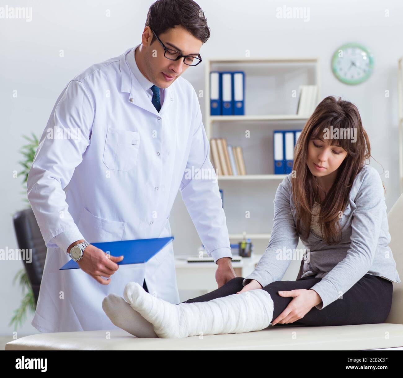 The doctor examining patient with broken leg Stock Photo - Alamy