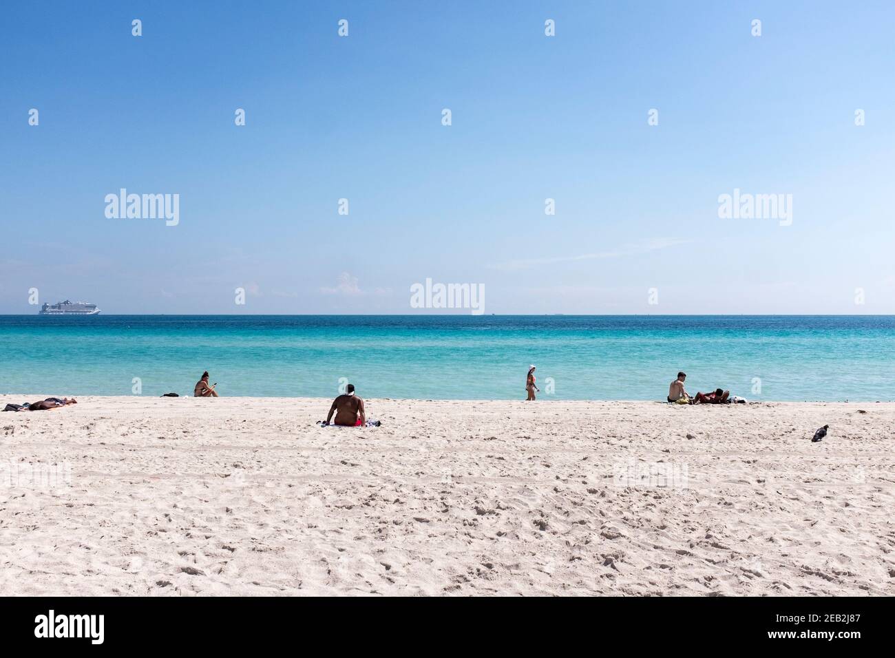 Beach goers in the sunshine hi-res stock photography and images - Alamy