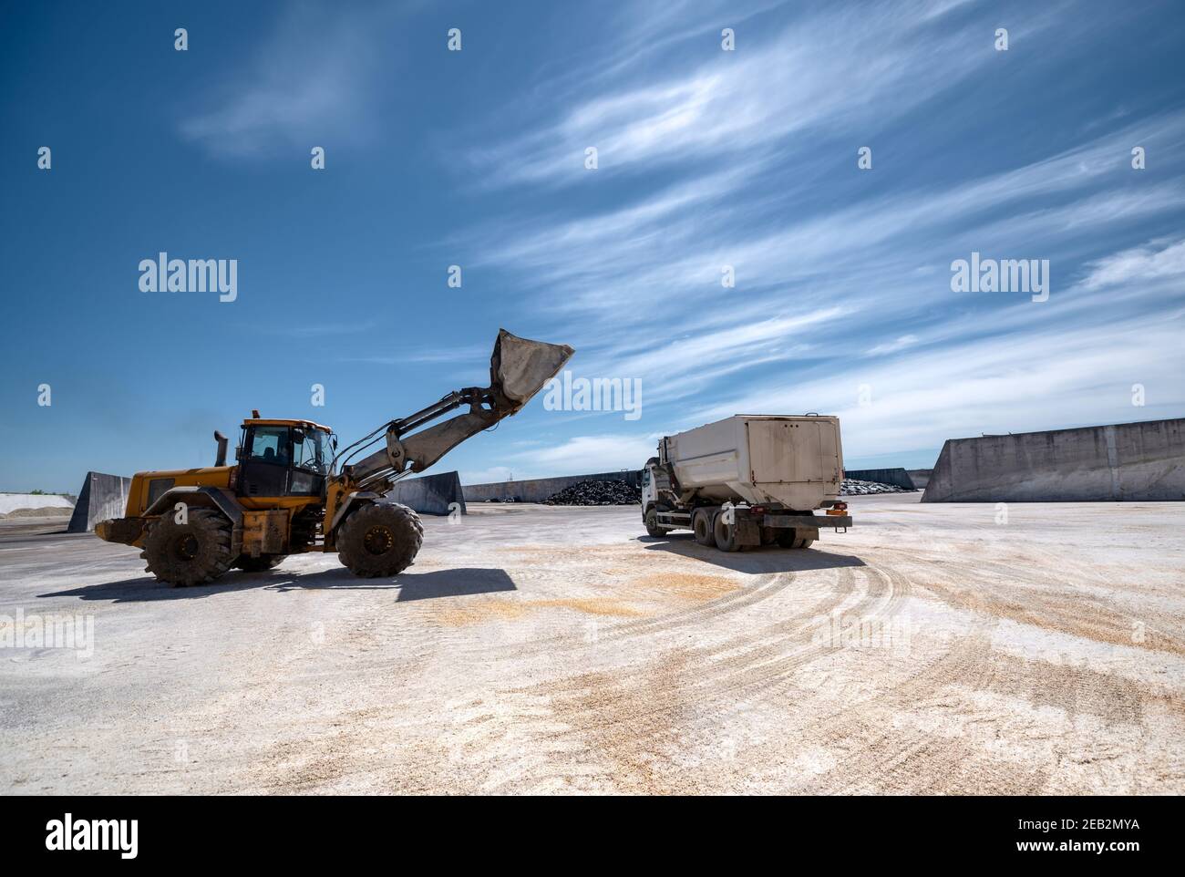 Bucket loader hi-res stock photography and images - Alamy