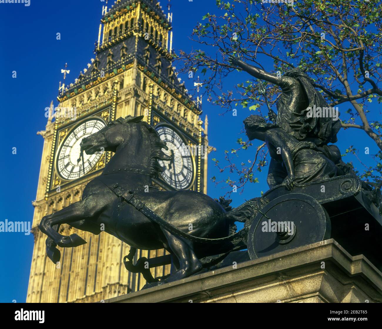 2000 HISTORICAL QUEEN BOADICEA AND DAUGHTERS CHARIOT STATUE (©THOMAS ...