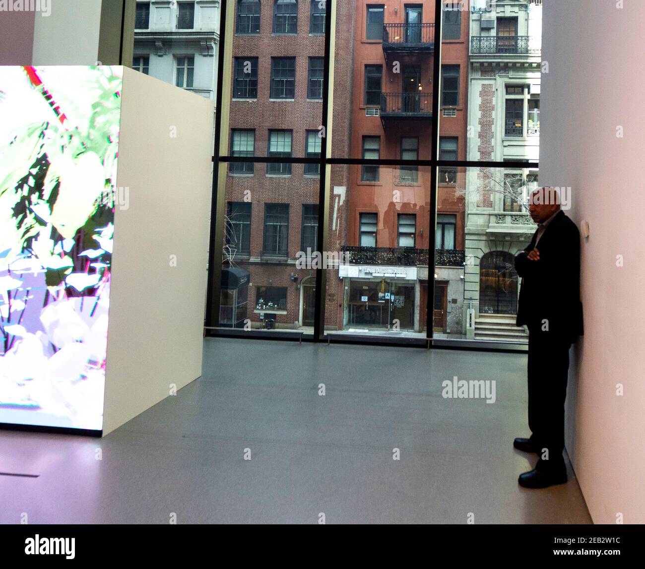 Security guard museum hi-res stock photography and images - Alamy