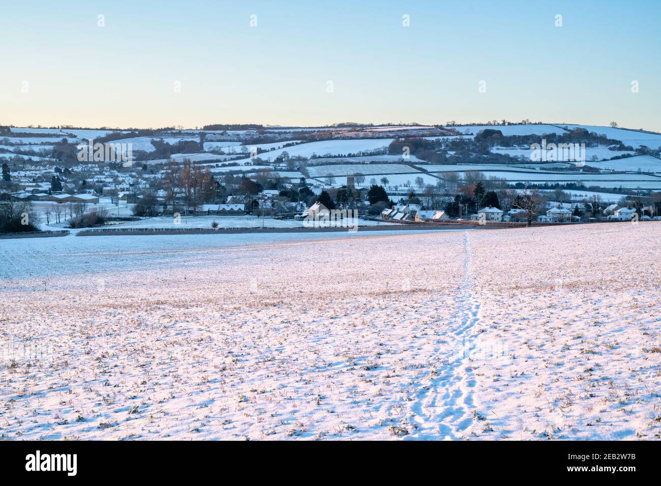Long Compton and Warwickshire countryside in the snow at sunrise ...