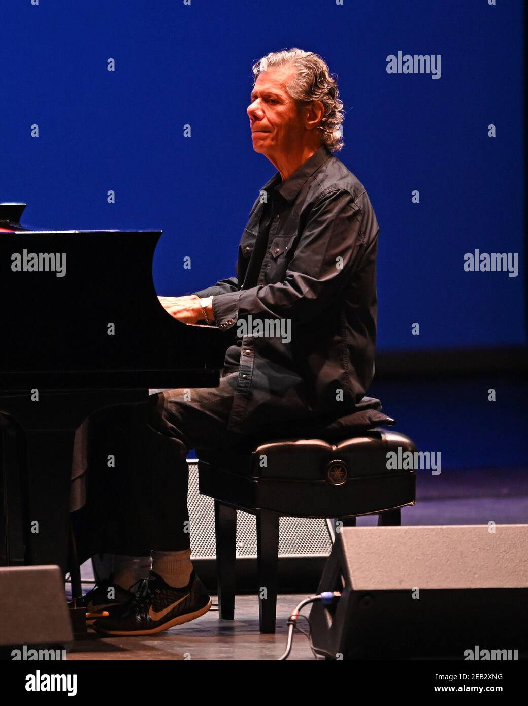 Bela fleck hi-res stock photography and images - Alamy