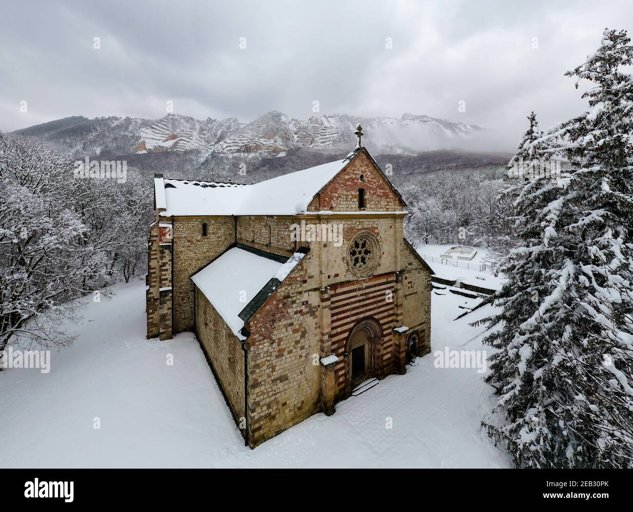 Abbey in winter hi-res stock photography and images - Alamy
