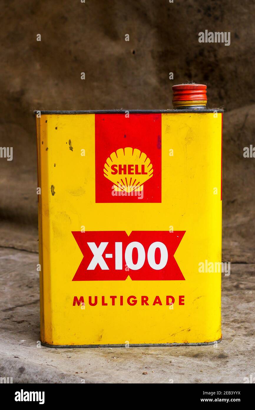 Shell oil cans hi-res stock photography and images - Alamy