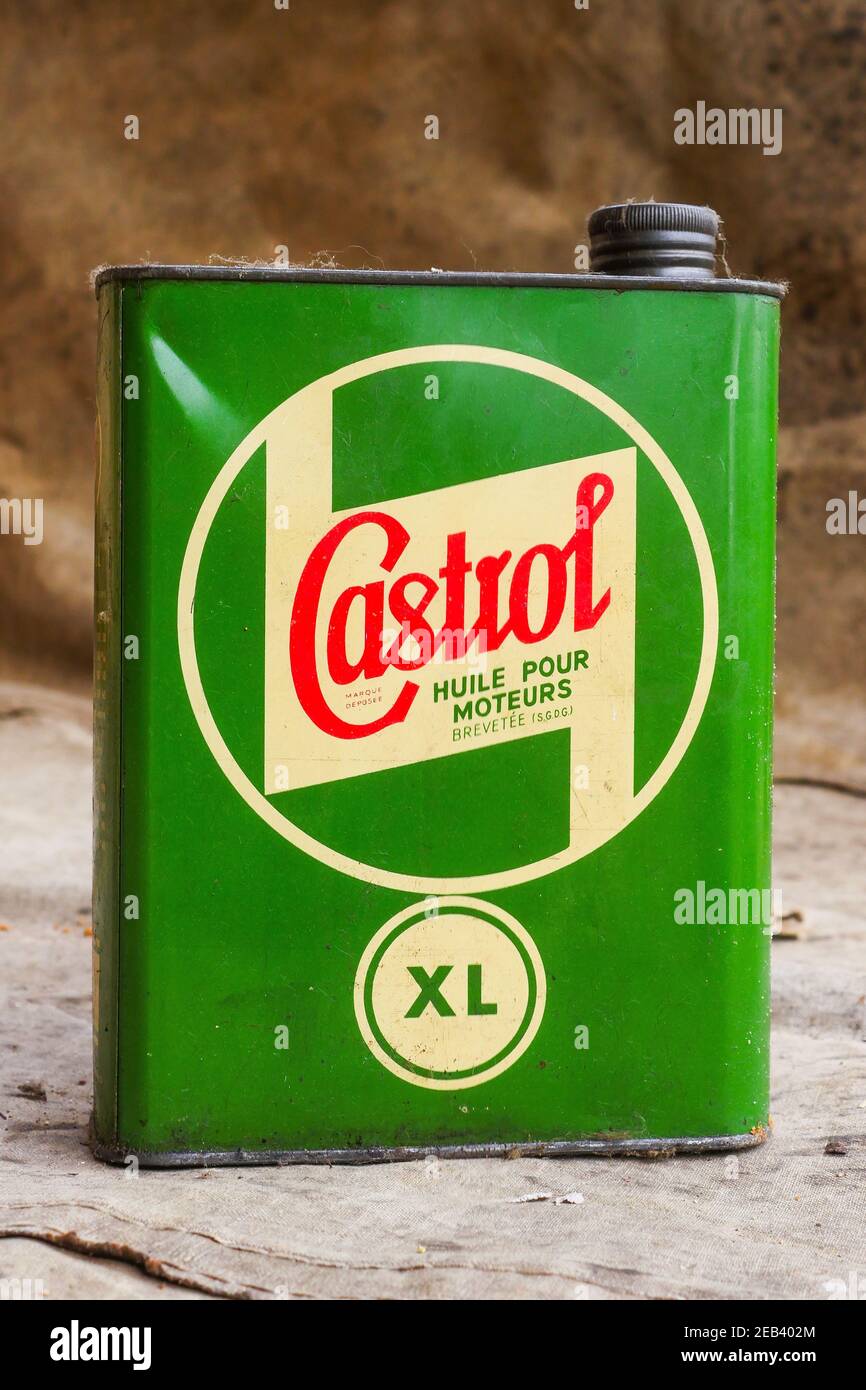 Motor oil cans hi-res stock photography and images - Alamy