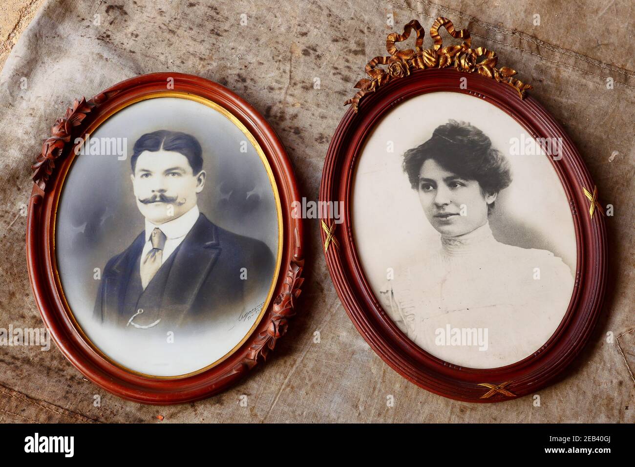 Family portraits frame hi-res stock photography and images - Alamy