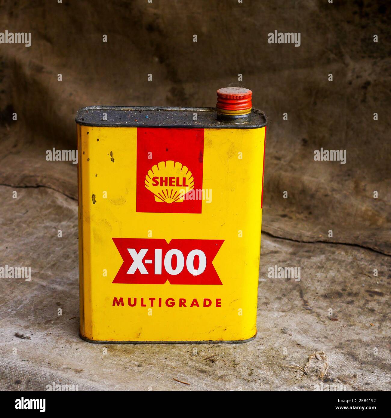 Shell oil cans hi-res stock photography and images - Alamy