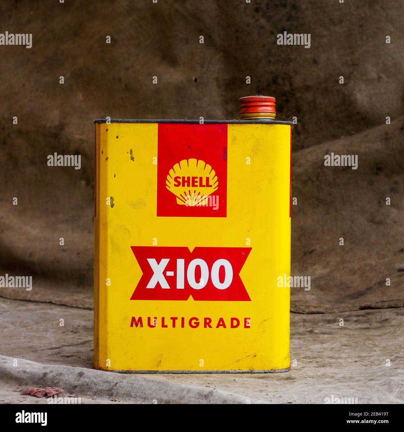 Shell oil cans hi-res stock photography and images - Alamy