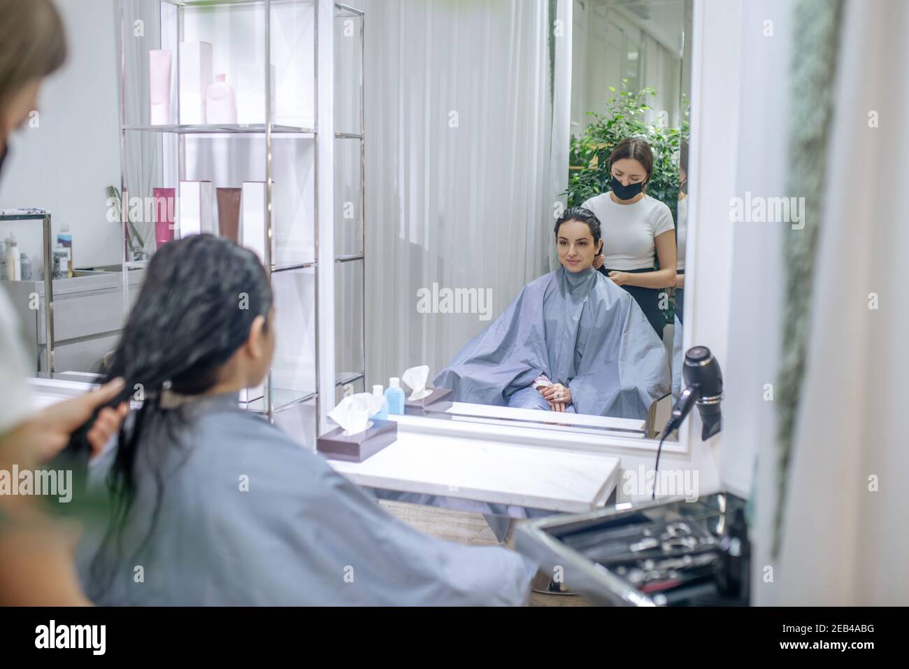 Female hair stylist working hi-res stock photography and images - Alamy