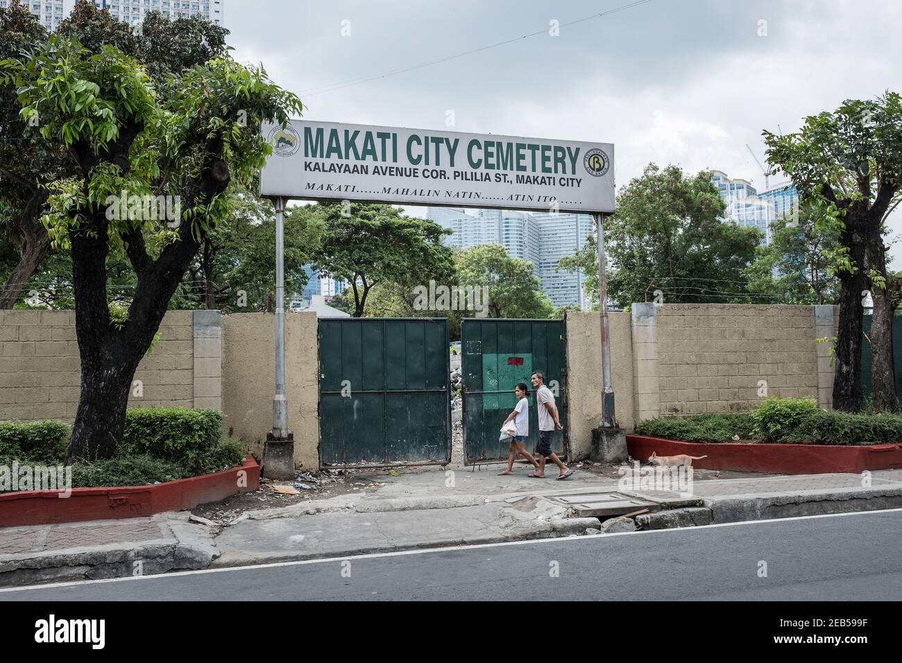 Cemetery, Manila, Philippines, living inside a cemetery, life and death ...