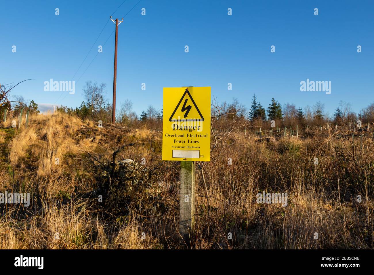 Warning sign overhead power lines hi-res stock photography and images ...