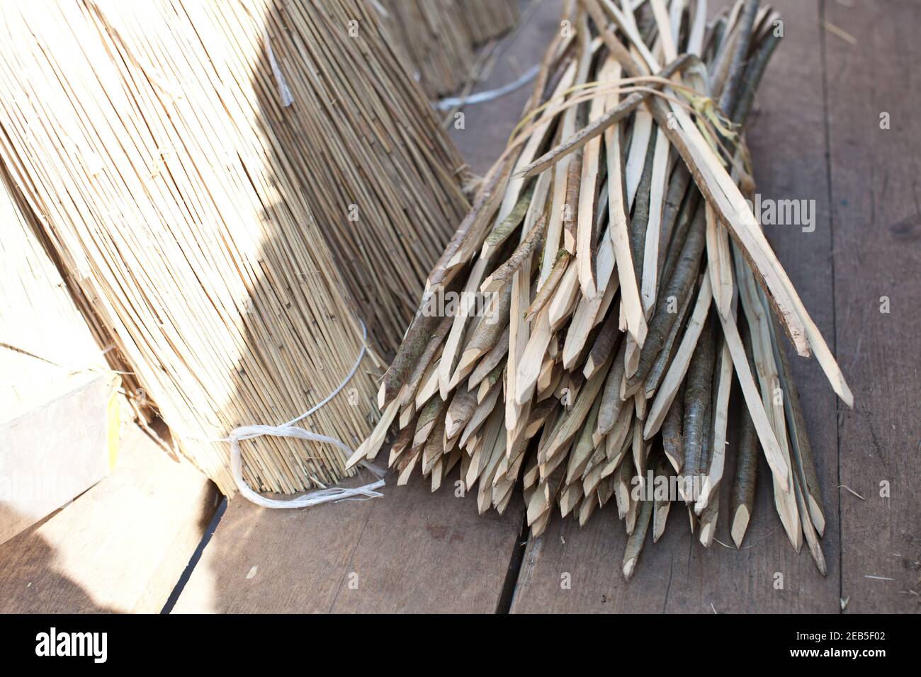 Thatching a Somerset cottage using wheat and traditional hazel spurs ...