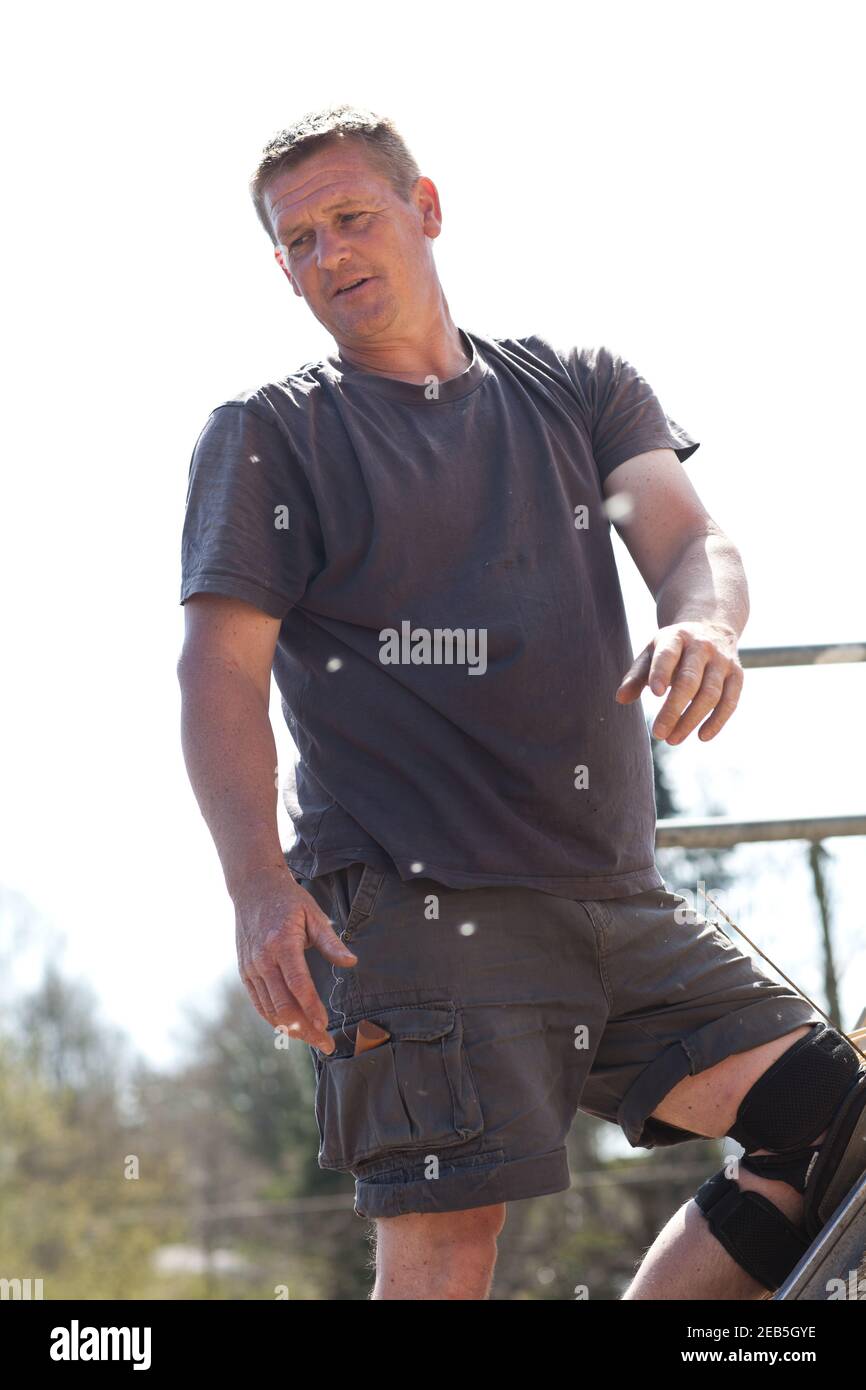 Thatching a Somerset cottage using wheat and traditional hazel spurs ...
