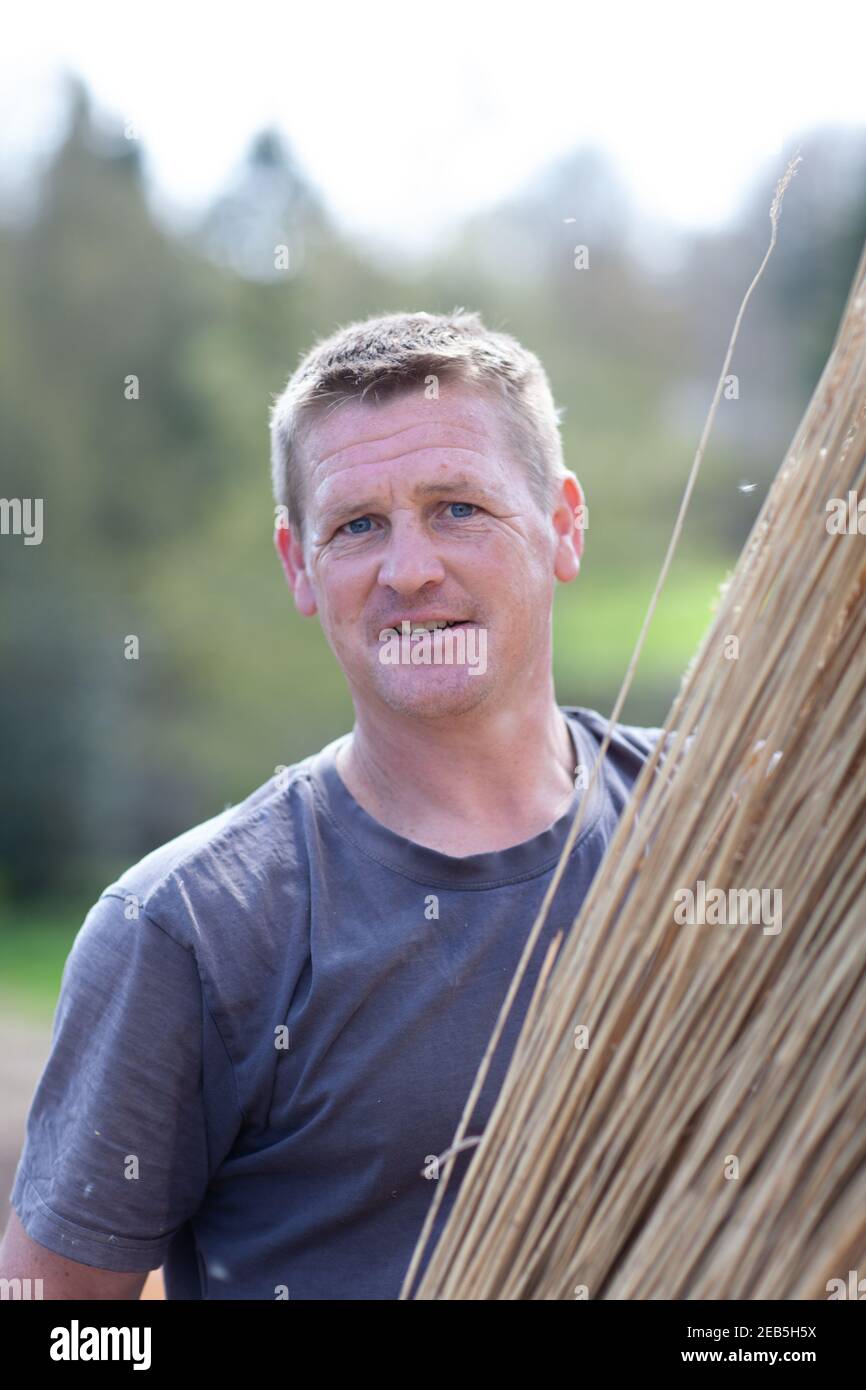 Thatching a Somerset cottage using wheat and traditional hazel spurs ...