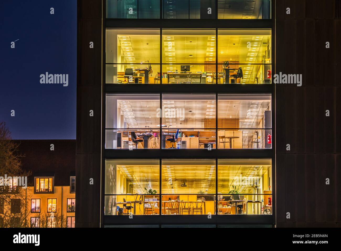 Modern office interiors hi-res stock photography and images - Alamy