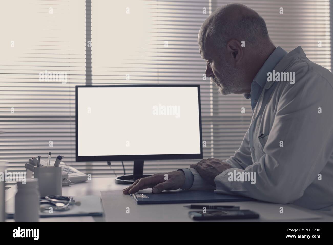 Man staring at computer screen hi-res stock photography and images - Alamy