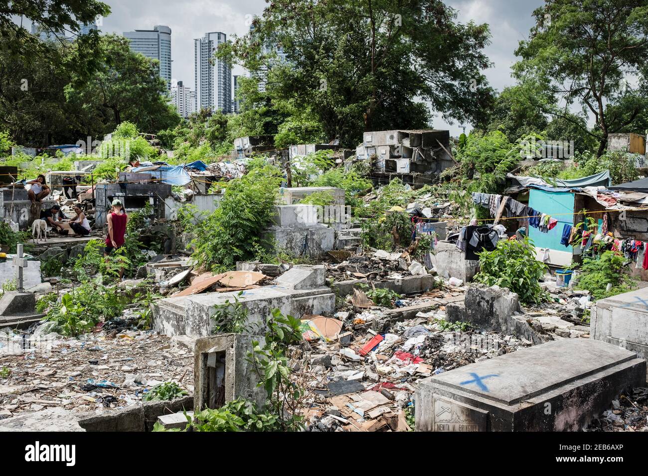 Cemetery, Manila, Philippines, living inside a cemetery, life and death ...